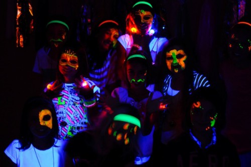 Crea una fiesta temática fluorescente con pulseras luminosas - eLife